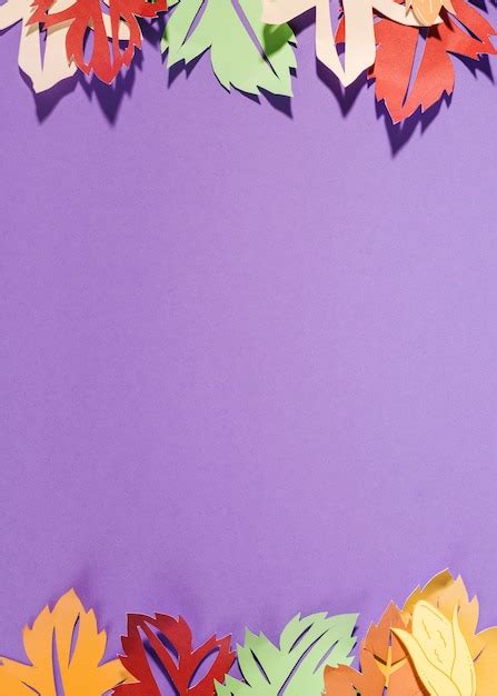 보라색 배경에 종이 전단지 무료 사진