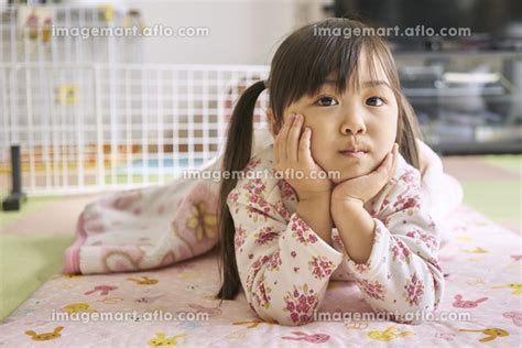 頬杖をする日本人の女の子の写真素材 [129309092] イメージマート