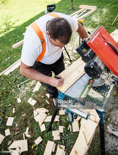 건설 현장에서 작업 하는 동안 원형 톱을 사용 하는 수동 작업자 건물 외관에 대한 스톡 사진 및 기타 이미지 건물 외관 건설 산업 건설 현장 Istock
