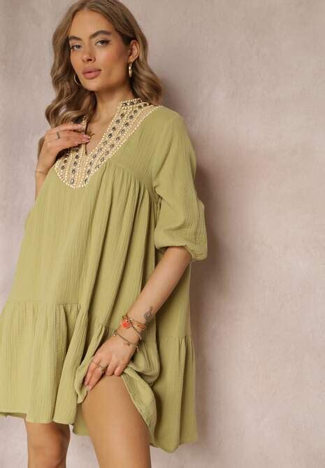 Zielona Rozkloszowana Sukienka Mini Ozdobiona Plecionką Przy Dekolcie