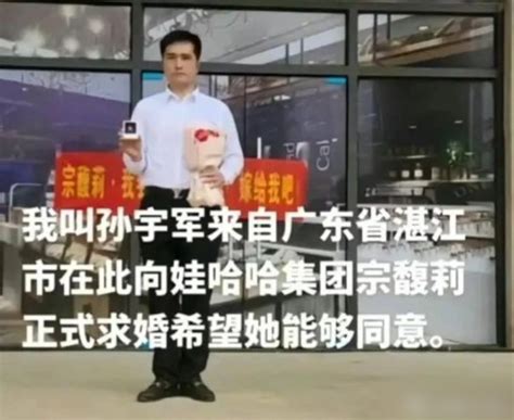 撐紅傘露笑容參加宗慶後追悼會 宗馥莉「瘋狂追求者」被轟蹭熱度 星島日報