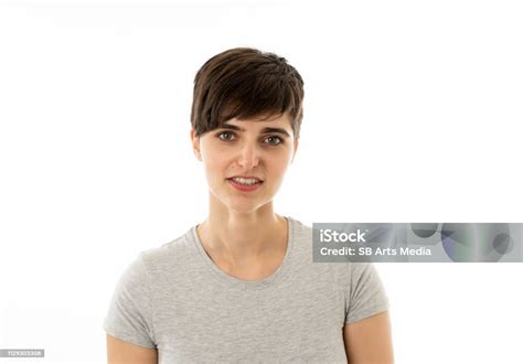 행복 한 얼굴와 아름 다운 미소 매력적인 젊은 백인 여자의 초상화를 닫습니다 흰색 배경에서 사람들 긍정적인 인간의 얼굴 표정 및 감정 개념에 고립 감정에 대한 스톡 사진 및