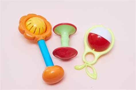 플라스틱 복고풍 딸랑이 분홍색 배경에 아기 장난감입니다 플랫 레이 공간을 복사합니다 0명에 대한 스톡 사진 및 기타 이미지 0명 개발 공부 Istock