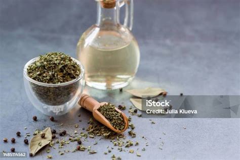 향기로운 향신료 말린 파슬리 베이 리프 후추 회색 배경에 기름 한 병 여유 공간 0명에 대한 스톡 사진 및 기타 이미지 0명 가루 설탕 개체 그룹 Istock