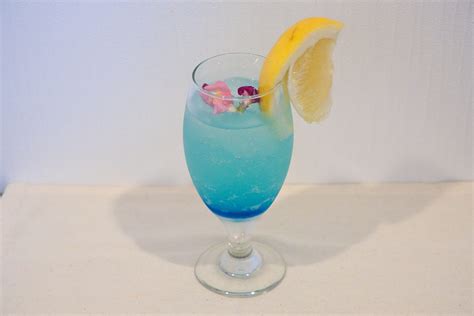 【モクテルレシピ】南国のビーチサイドで飲みたいフォトジェニックなノンアルコール「アロハ・マーメード」の作り方 おうちでモクテル