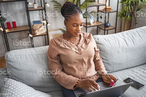 거실에서 온라인 쇼핑을 하는 동안 신용 카드 번호를 입력하는 흑인 여성 땋은 머리에 대한 스톡 사진 및 기타 이미지 땋은 머리 25 29세 가정 생활 Istock