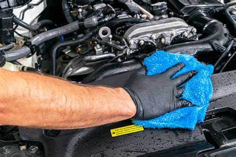 마이크로 화이버 천으로 차를 청소 하는 남자 자동차 적입니다 Valeting 개념입니다 선택적 초점입니다 자동차 적입니다 스폰지와 함께 청소 청소 노동자입니다 마이크로