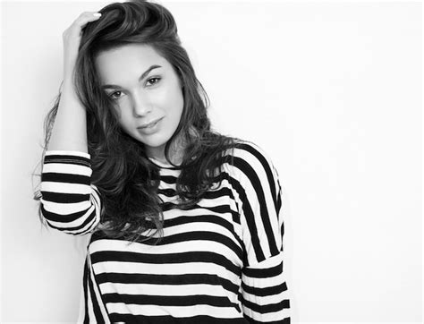 Portrait de modèle de jeune fille belle jeune femme brune avec du maquillage nude dans des