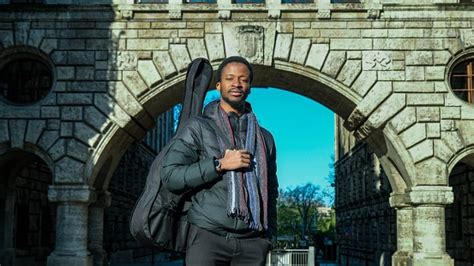 밀레니얼 세대 남성은 기타 케이스를 어깨에 메고 도시 거리에 야외에 서 있다 기타 현악기에 대한 스톡 사진 및 기타 이미지 기타 현악기 어깨 거리 Istock