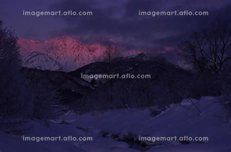 夜明けの白馬村 冬景色の写真素材 200675928 イメージマート