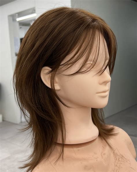 Minam L라인 레이어드컷으로 자연스럽게 흐르는 실루엣이 특징입니다 L라인 형태 네이프에서 부드럽게 떨어지는 레이어로 가벼운 느낌 연출 페이스라인 보정 앞머리와