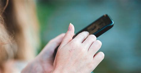 가젯 개인 기기 기술 낮 디지털 디지털 통신 디테일 멀티 태스킹 메시지 보내는 무선 문자 메시지 배경을 흐리게 사용자 인터페이스 상영 시간 상호