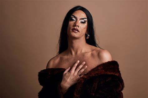 아름다움 패션 Lgbtq는 권한 부여를 위해 갈색 배경에 스튜디오에 있는 남자와 함께합니다 포용과 자랑스러움 여성스러운 남성 드래그 퀸이 수용과 스타일을 위해 포즈를
