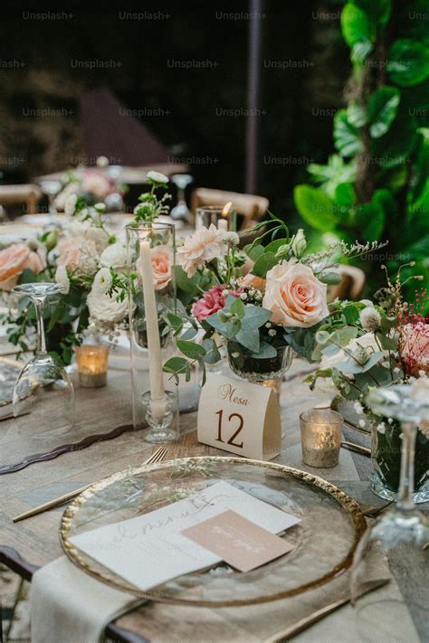 테이블에는 꽃과 양초가 놓여 있습니다 사진 Unsplash의 웨딩 테이블 이미지