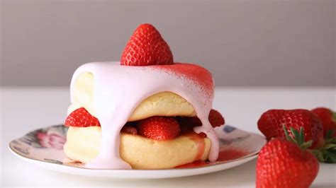 딸기수플레팬케이크 With 딸기콩포트 Strawberry Souffle Pancake 딸기계절에는 딸기수플레팬케이크