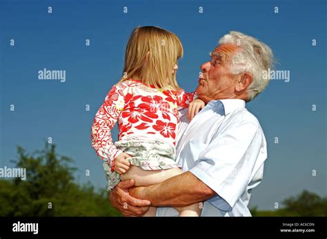 Grossvater Und Enkelin Im Gruenen Grandfather And His Granddaughter In