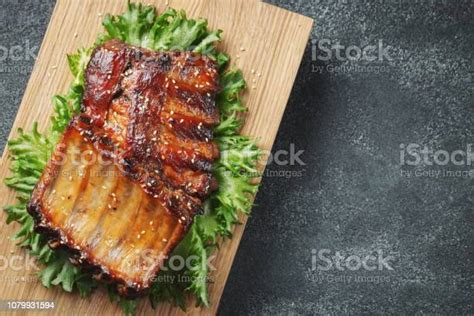 돼지 갈비 바베 큐 소스 구이 고 꿀에 Caramelized 어두운 콘크리트 바탕에 제출에 대 한 종이에 맥주에 맛 있는 간식