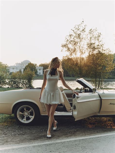 Платье мини на широких бретелях с объемной юбкой Lichi Online Fashion Store