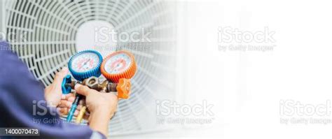 에어컨 기술자 및 새로운 에어컨을 설치 하는 준비의 일부 건강 진단에 대한 스톡 사진 및 기타 이미지 건강 진단 건강관리와 의술 건강한 생활방식 Istock