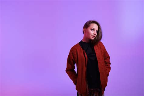 모델의 트렌디 한 스튜디오 패션 이미지 컬러 블록 옷을 입고 캐주얼 봄 스타일 색상 배경 힙스터 소녀 포즈 드레스에 대한 스톡 사진 및 기타 이미지 Istock