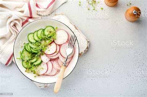 붉은 무 오이 야채 회색 돌 배경에 흰색 접시에 마이크로 그린 무 신선한 샐러드 위에서 볼 수 있습니다 개념 채식주의 자와 건강한 식사 가정 생활에 대한 스톡 사진 및 기타