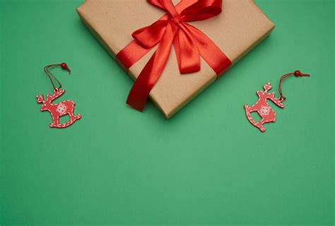 갈색 종이에 싸여 활이 달린 실크 빨간 리본으로 묶인 직사각형 상자 0명에 대한 스톡 사진 및 기타 이미지 0명 갈색