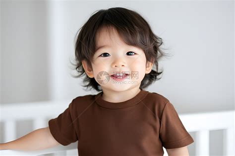 亚洲小男孩在婴儿床里微笑高清图片下载 正版图片601845976 摄图网