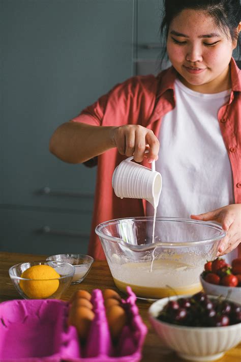 가정 생활 가정 요리 가정 활동 가족 가족 본딩 계란 내 쫓기 다세대 단란함 돕는 미소 짓는 믹싱 믹싱 보울 밀가루 버터 베이킹 보울 설탕