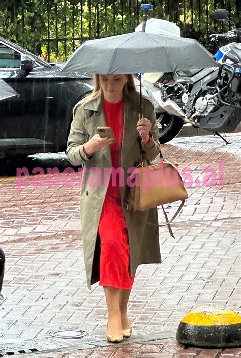 Fotot Nga Paparazzi Ajola Xoxe Sfidon” Kohën Plot Stil Edhe Në Ditë