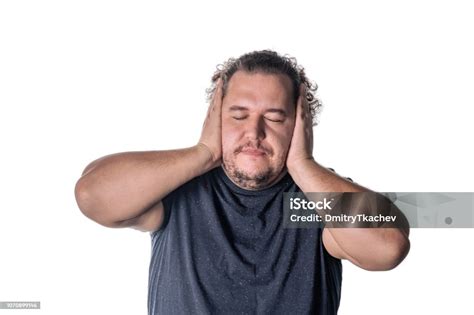 남자 귀 Witn 손을 덮고 흰색 배경에 고립 된 그의 눈 아무 악한 개념 들 감정 얼굴 표정 및 통신 신호 가리기에 대한 스톡 사진 및 기타 이미지 Istock