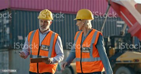 운송 물류 및 팀워크는 수출 산업에서 함께 일하는 남녀 공급망 팀입니다 화물 또는 화물에서 일하는 남성과 여성과의 협업 문서 및 전자 상거래 2명에 대한 스톡 사진 및 기타