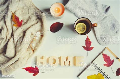 가 또는 겨울 여성 플랫 누워 편안한 패션 니트 스웨터와 양말 흰색 바탕에 차와 집 나무 편지 뜨거운 0명에 대한 스톡 사진 및 기타 이미지 Istock