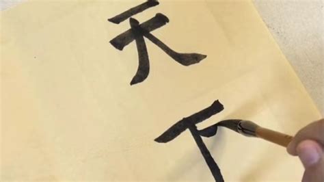 一手握两笔同时写字，这控笔太厉害了， 我甚至都做不到同时看”