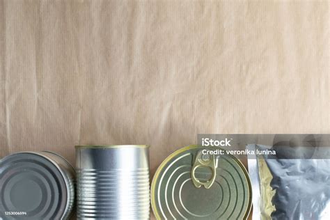 다양한 크기의 캔 수공예 배경에 보존을 위한 메탈 캔 메탈화 유연한 가방 통조림 식품을위한 다양한 포장 매점매석에 대한 스톡 사진 및 기타 이미지 Istock