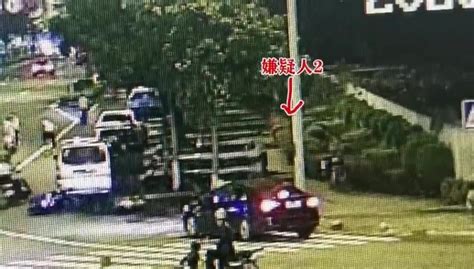 警惕碰瓷式盗窃真实追捕现场曝光嫌疑人还跑掉了拖鞋6月3日晚海口飞鹰便衣大队正在对街面案件进行守候打击发现两名男子行迹可疑对一