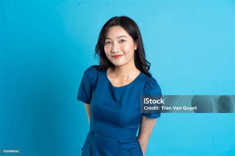 파란 드레스를 입은 아름다운 여인의 초상화 파란 배경에 고립 드레스에 대한 스톡 사진 및 기타 이미지 드레스 명랑한 미소