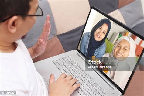 집에서 가족과 화상 통화를하는 남자 노트북에 아내와 딸 원격 가상 통신 화상 통화에 대한 스톡 사진 및 기타 이미지 화상 통화 가족 이슬람교 Istock