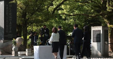 한일 정상 한국인 원폭 희생자 위령비 공동 참배