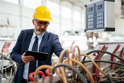 공장 노동자 정유 성숙한 엔지니어입니다 품질 검사기 성숙한 남성 엔지니어에 생산 Stem 주제에 대한 스톡 사진 및 기타 이미지 Stem 주제 건설 기계류 건설 산업