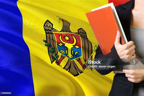 몰도바 언어 개념을 학습 백그라운드에서 몰도바 국기와 함께 서 있는 젊은 여자 책을 들고 교사 오렌지 빈 책 표지 교사 교육