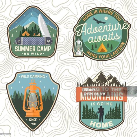 여름 캠프 패치 집합입니다 벡터 셔츠 우표 의류 또는 티에 대 한 개념입니다 랜 턴 포켓 나이프 캠핑 텐트 도끼 산 캠프 파이어