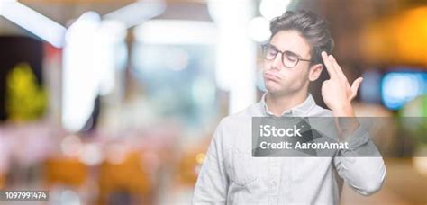 잘생긴 젊은이 절연 이상 안경을 착용 촬영 및 살인 자신 손과 머리 자살 제스처는 손가락을 가리키는 배경 가리키기에 대한 스톡 사진 및 기타 이미지 Istock
