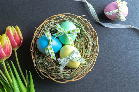 부활절 튤립 해피 부활절 장식의 어두운 거친 돌 배경에 테이프 리본 봄 튤립 다채로운 달걀 상단 보기의 전통적인 디자인 개체 그룹에 대한 스톡 사진 및 기타 이미지 Istock