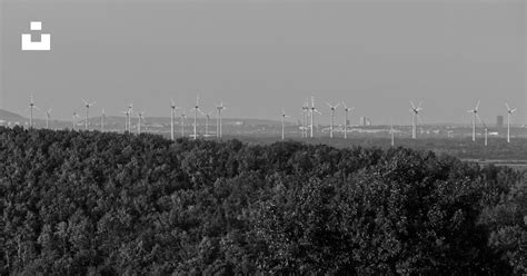 배경에 풍력 터빈이 있는 공장의 들판 사진 Unsplash의 무료 회색 이미지