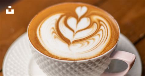 갈색 나무 테이블에 접시가 있는 흰색 세라믹 컵 사진 Unsplash의 무료 커피잔 이미지