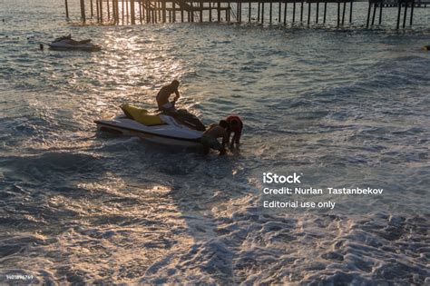 해질녘에 사람들은 바다에서 해안으로 제트 스키를 당깁니다 해질녘의 바다 강에 대한 스톡 사진 및 기타 이미지 강 관광 관광객 Istock