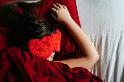 빨간 침구 베개에 자고 얽히고 설킨 눈가리개를 가진 담요에 숨어 긴 머리를 가진 금발 소녀 가리기에 대한 스톡 사진 및 기타 이미지 Istock
