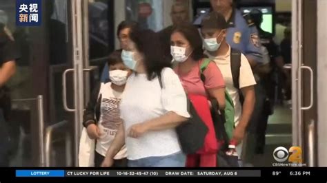 非法移民被运至纽约，美国党争闹剧再上演world湃澎湃新闻 The Paper