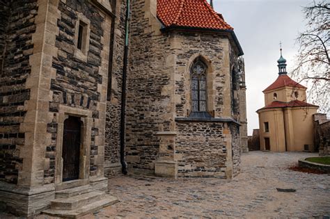 2020년 11월 28일 체코 공화국 코린에 있는 중세 석재 성 바르톨로뮤 교회 고딕 양식의 대성당 오수리아의 바로크 양식 건물 아치형 창문 키메라스 중앙 보헤미아 체코