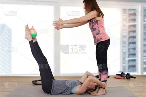 友谊 健身房 两个人 女性 席子 水平画幅 指导教师 决心 白人 运动员